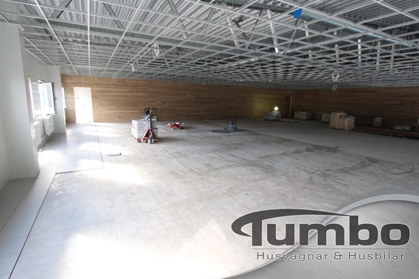 Klinkers lägges i tält hall - Tumbo Husvagnar & Husbilar